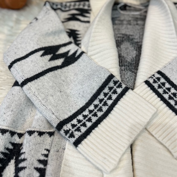 Tahari | Sweaters | Newlong Sleeve Soft Cozy Aztec Shawl Cardigan ...